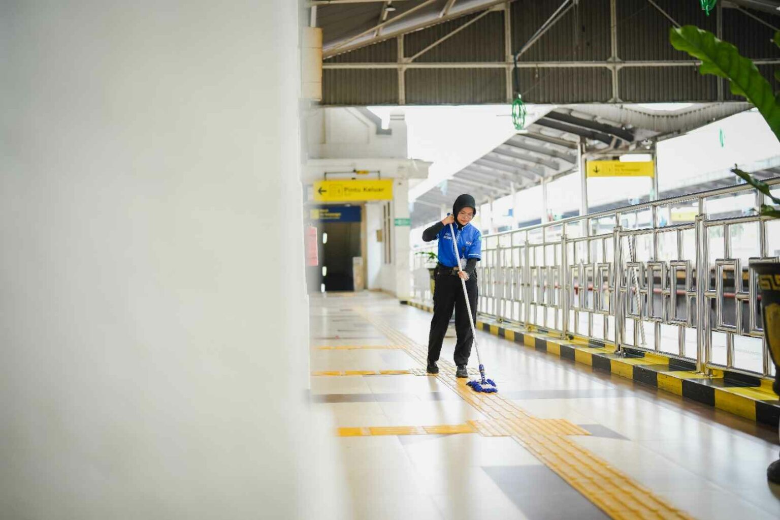 Pasca Insiden KA, Cleaning KAI Services Pulihkan Peron Bekasi Timur ...